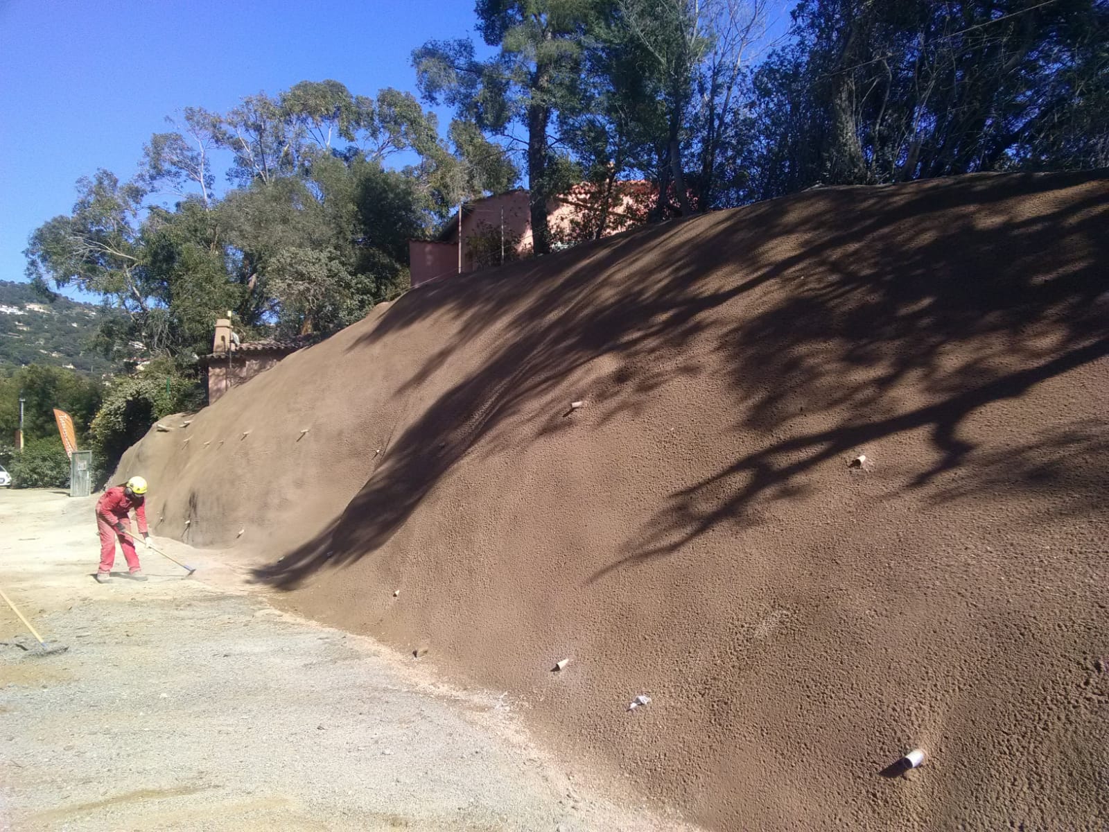 Béton projeté ocre rouge sur talus - Stabilisation Protection