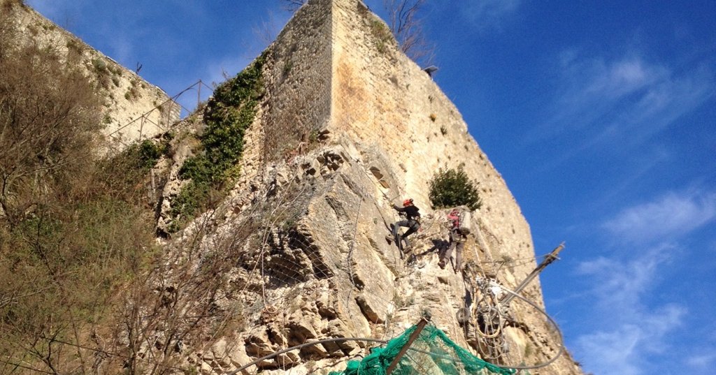 Sécurisation d'un éperon rocheux sur les falaises des remparts ...